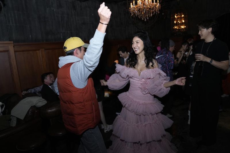 《華燈》重聚！楊謹華45歲生日趴放飛 大咖男星露胸搶鏡 | beanfun!