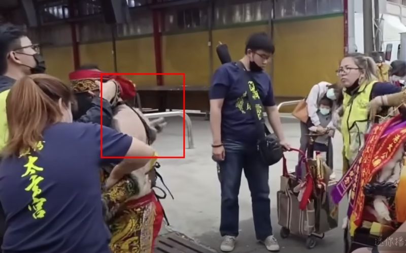 太玄宮最新視角流出！乩童猛力揮手 「啪」巨響她秒摀臉 | beanfun!