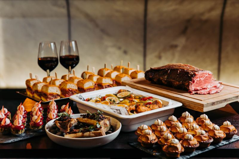 跨年不想人擠人！信義區精選酒吧派對 煙火秀下浪漫開喝 | beanfun!