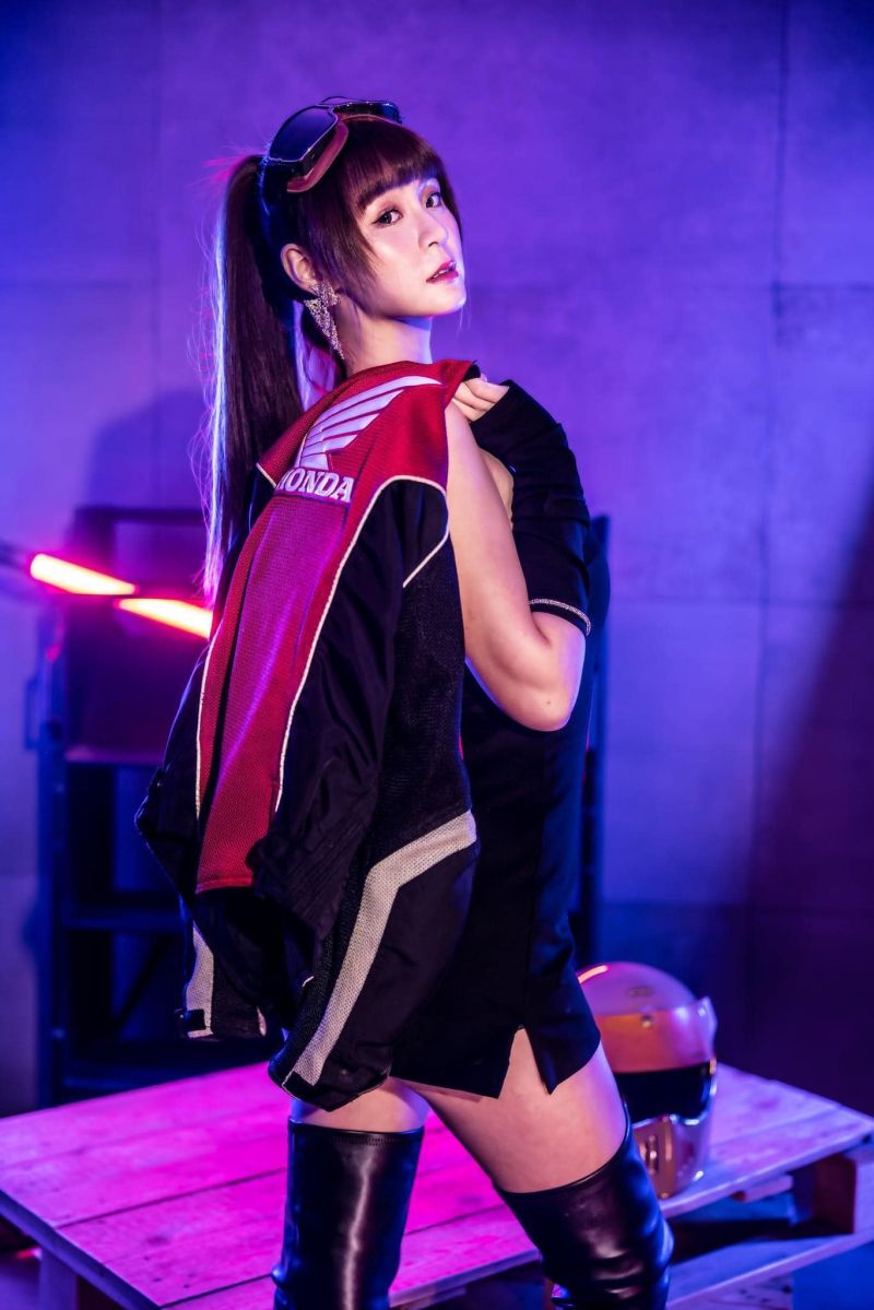 短今2023第一天超暗黑！重機裝太辣 一轉身露微笑線 | 娛樂 | NOWnews今日新聞