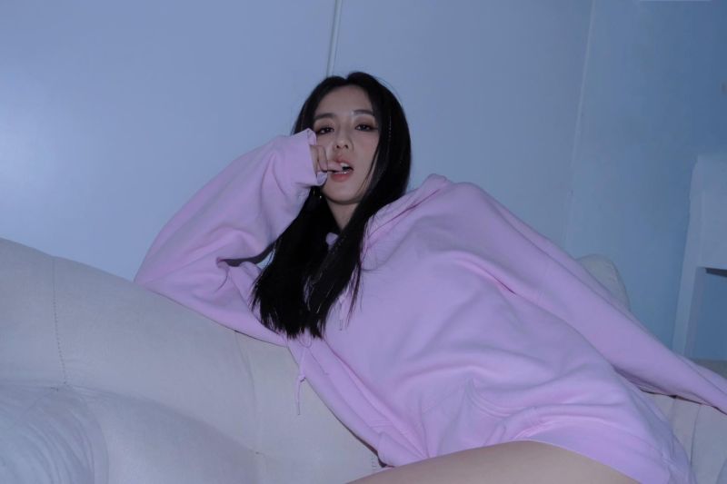 周曉涵「下衣失蹤」咬手指 網友嚇到：看成Jisoo！ | 娛樂 | NOWnews今日新聞