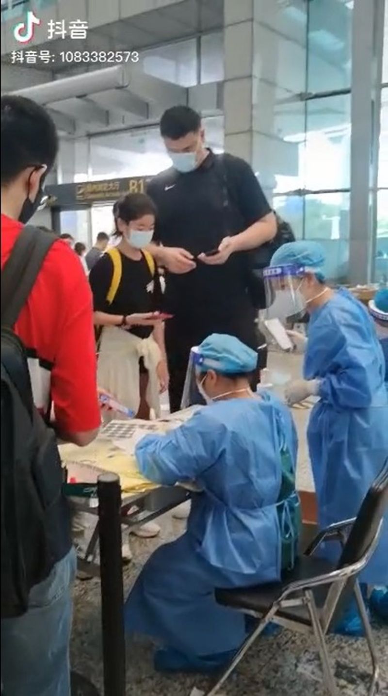 姚明12歲女兒外出用餐！網見「身高」嚇壞了：基因真強大 | beanfun!