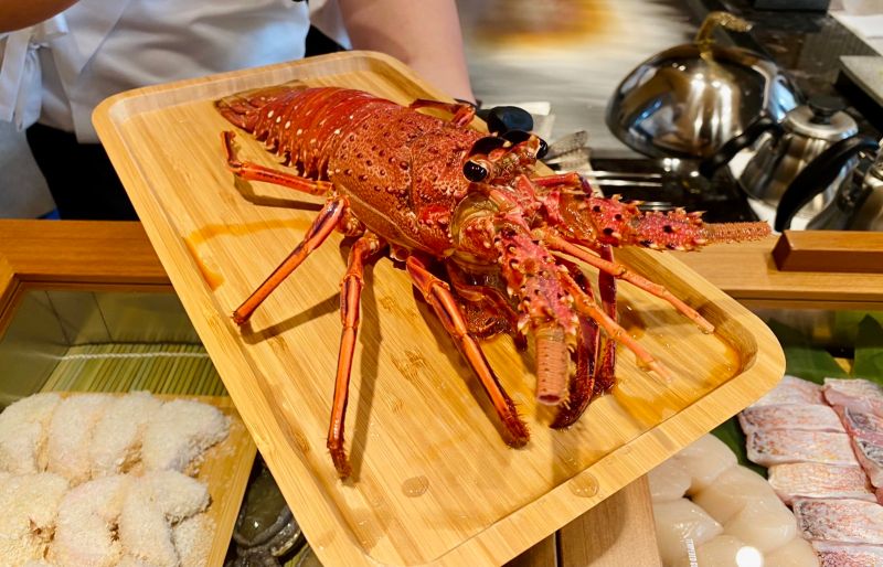 每人1460元「吃到龍蝦、活鮑與牛排」 高CP值鐵板燒將進微風南山 | 美食旅遊 | 生活 | NOWnews今日新聞