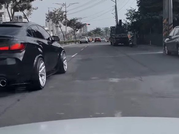 創意拜年！BMW X6突掀後車廂「露春聯」 高雄警方回應了 | 社會萬象 | 生活 | NOWnews今日新聞