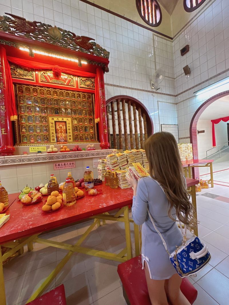 長髮短裙妹拜太歲「香腿拚回頭率」 本尊是平交道女神 | beanfun!