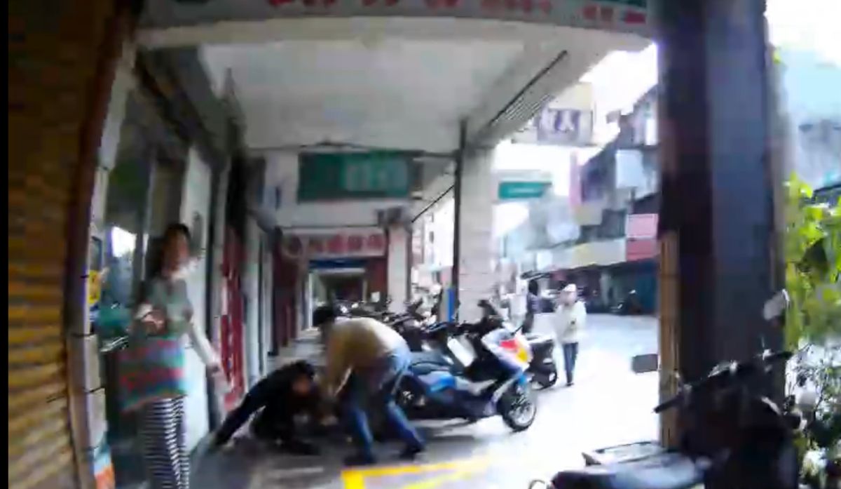 板橋吸毒男騎車滑手機被攔查！心虛加速逃逸 最終仍遭逮 | 社會萬象 | 生活 | NOWnews今日新聞