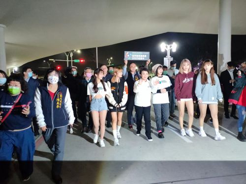 彩蛋來了！ WBC「經典女孩」參觀中台灣燈會 | 地方 | NOWnews今日新聞