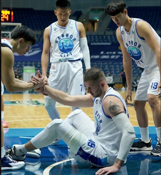 T1／庫薩斯眼睛遭戳傷 龍頭之爭、海神主場首度被攻破 | T1 | 運動 | NOWnews今日新聞