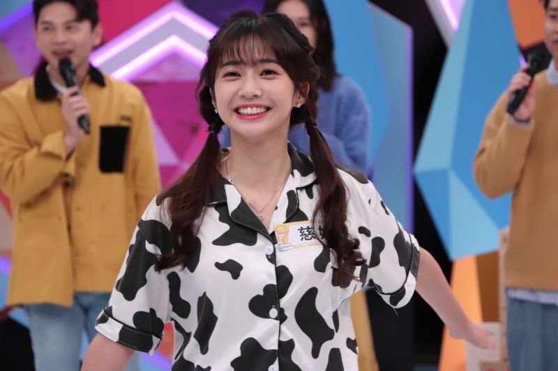 最正MC被搜包面露尷尬 證件照曝光被虧「維修很多次」 | 娛樂 | NOWnews今日新聞