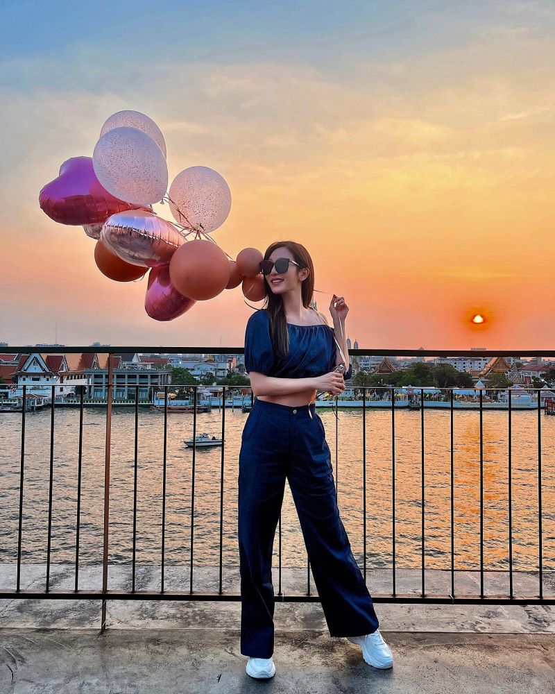 曾莞婷「小露香肩」衝泰國找5年不見弟弟！合照3萬人驚呼 | beanfun!