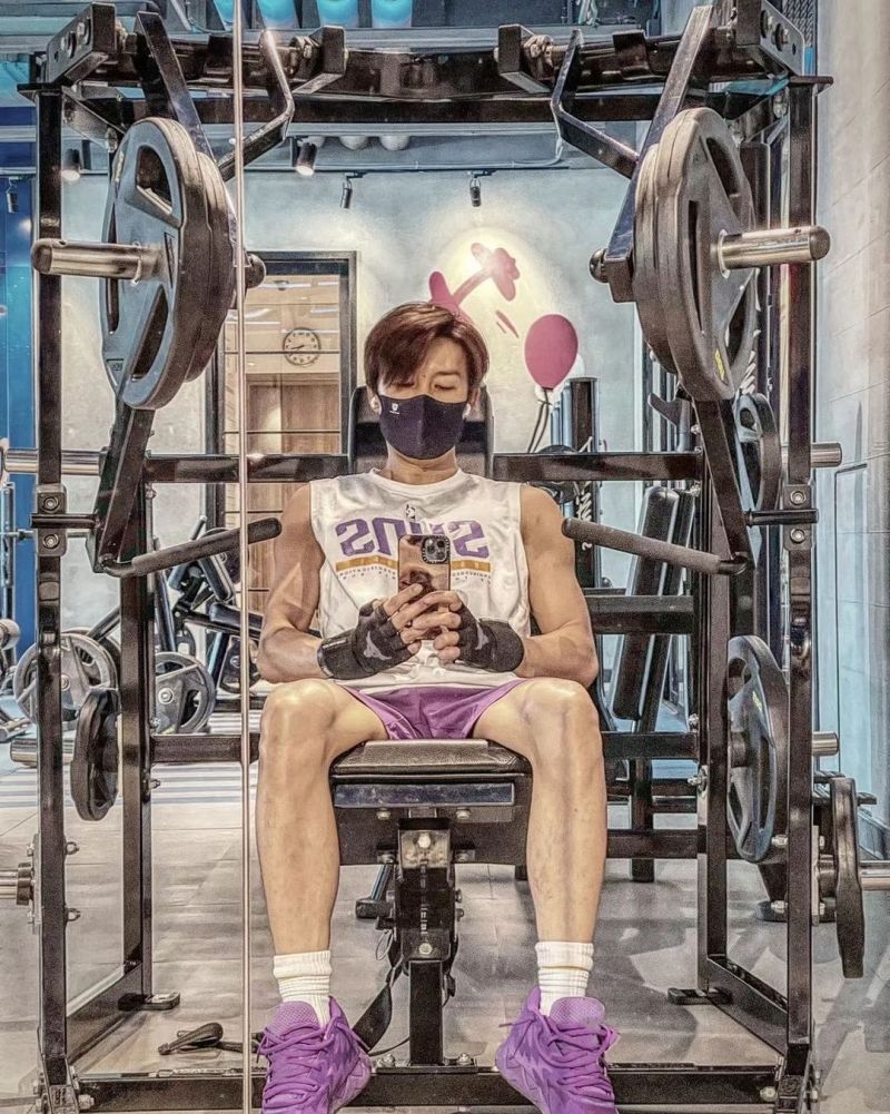 吳克群變健身狂魔！43歲「照炸6塊肌」 吳建豪也來朝聖 | beanfun!