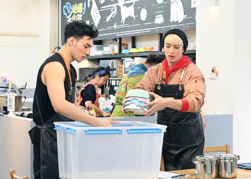 郭書瑤、黃偉晉放下明星光環 穿拖鞋「蹲門口洗狗」 | beanfun!