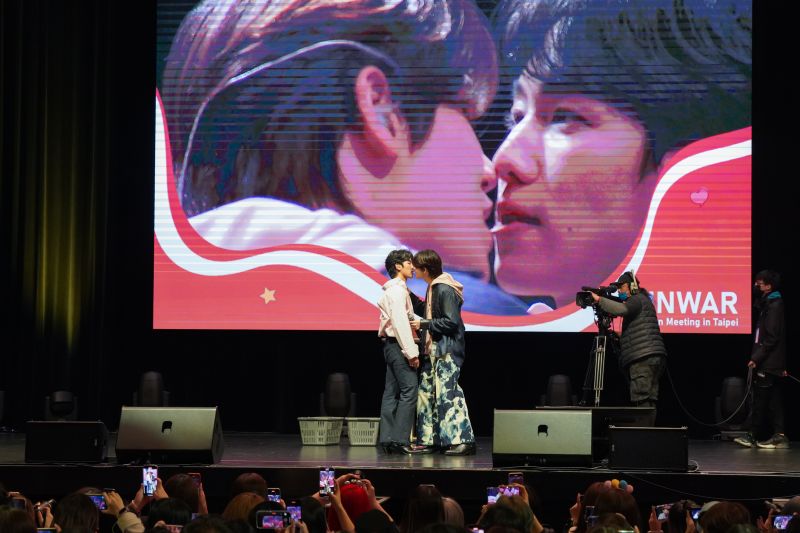 YinWar親下去了！穿情侶裝發喜糖 圈粉千名台妹 | 火線NOW星聞 | 娛樂 | NOWnews今日新聞