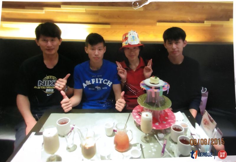 T1／支持兄弟倆追夢 林任鴻、林秉聖稱讚媽媽像「輔助」 | T1 | 運動 | NOWnews今日新聞