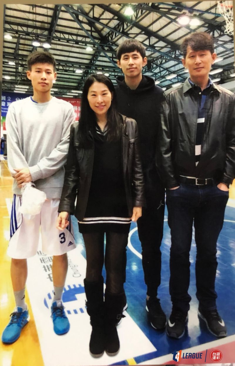 T1／支持兄弟倆追夢 林任鴻、林秉聖稱讚媽媽像「輔助」 | T1 | 運動 | NOWnews今日新聞