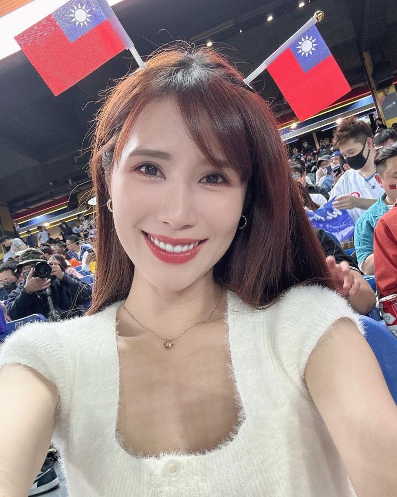「樂天正妹MC」沐妍現身經典賽 頭舉台灣國旗喊到沙啞 | 娛樂 | NOWnews今日新聞