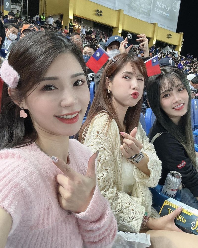 「樂天正妹MC」沐妍現身經典賽 頭舉台灣國旗喊到沙啞 | 娛樂 | NOWnews今日新聞