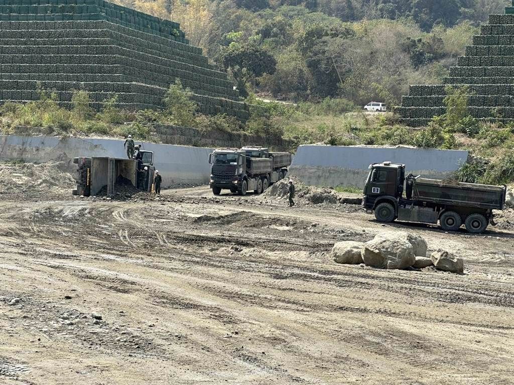 曾文水庫清淤傳意外！陸軍傾卸車側翻 2官兵手脫臼挫傷 | 社會萬象 | 生活 | NOWnews今日新聞