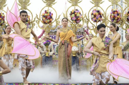 泰國頂級女星Yaya化身潑水節女神 傳統泰服造型美翻全場 | 國際萬花筒 | 全球 | NOWnews今日新聞