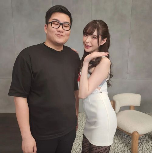 Joeman被日本「最強美腿」女優抱抱！爽到閉眼照曝光 女友回應了 | 娛樂 | NOWnews今日新聞