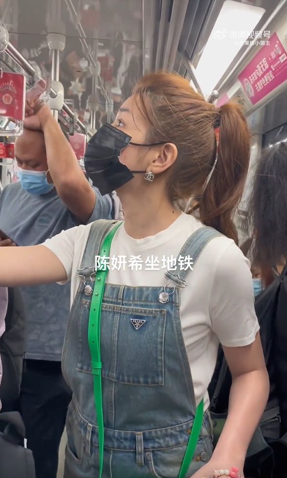 太大咖！超正馬尾妹搭捷運「被拍羞笑」 竟是票房4億國片女神 | 娛樂 | NOWnews今日新聞