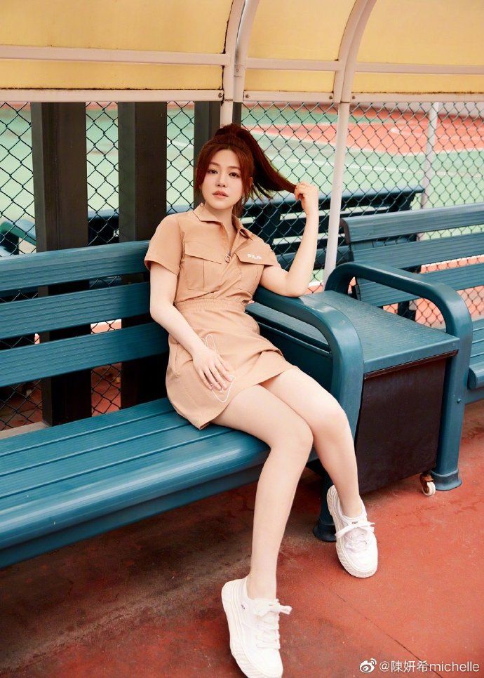 大眼馬尾正妹搭捷運「羞笑」 竟是影壇女神 | beanfun!