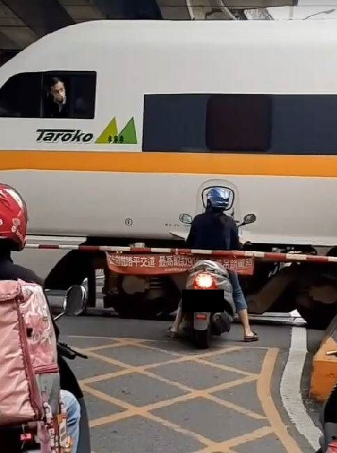 女騎士闖平交道！連人帶車卡柵欄 太魯閣號司機開窗怒斥 | 社會萬象 | 生活 | NOWnews今日新聞