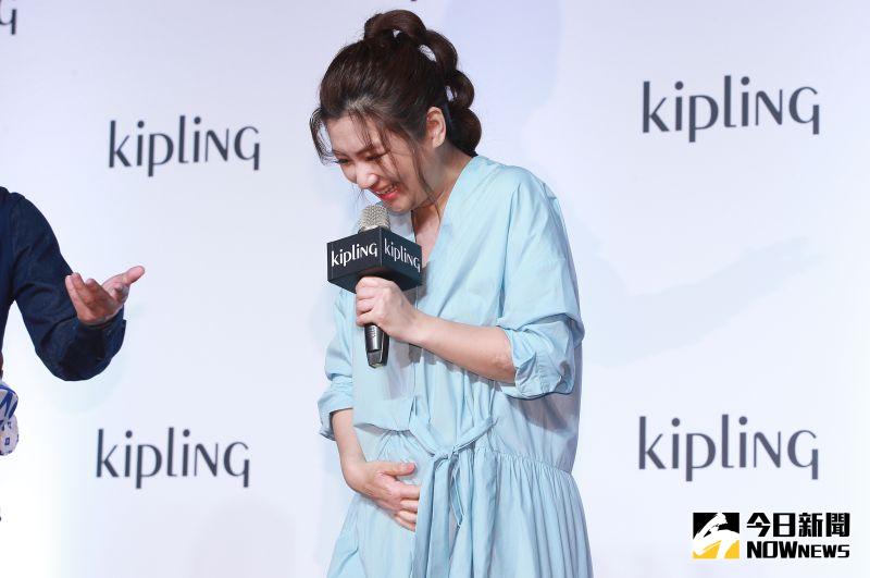 Selina當媽後首現身！洋裝藏不住渾圓孕肚 | beanfun!