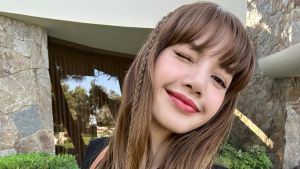 Lisa卸掉大濃妝「素顏穿真理褲」 真面目讓683萬人不敢相信 | 娛樂 | NOWnews今日新聞