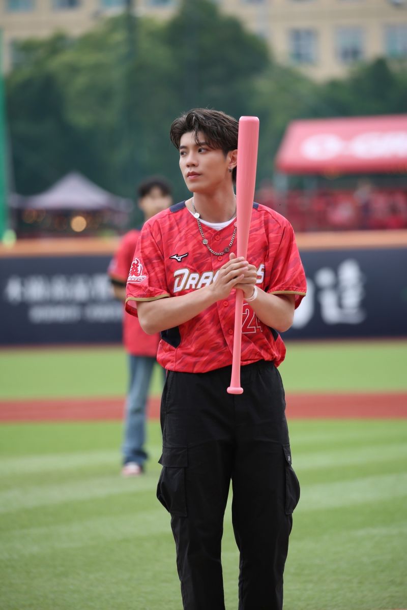 FEniX陳峻廷主持職棒場 圈粉啦啦隊女神 | beanfun!