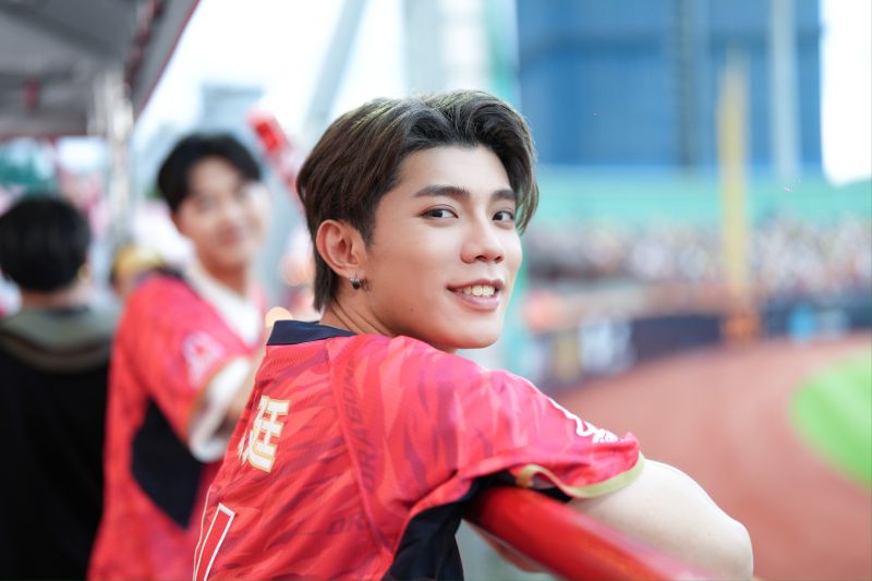 FEniX陳峻廷主持職棒場 圈粉啦啦隊女神 | beanfun!