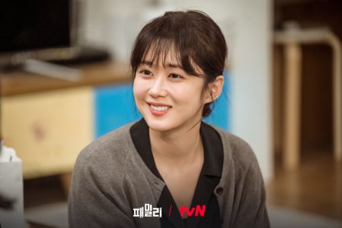 《特務家族》張赫剃眉毛哄妻！張娜拉甜美卻致命 不敗CP又同台 | 娛樂 | NOWnews今日新聞