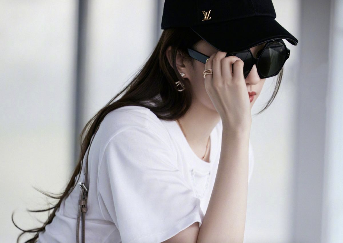 劉亦菲機場罕秀A4蠻腰！「全身穿搭」總價超驚人：等於半套房子 | 娛樂 | NOWnews今日新聞