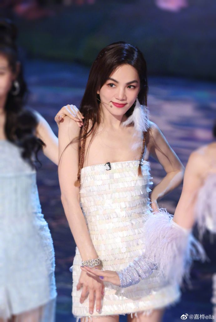 Ella一句「組團22年還沒這麼女過」被轟性別歧視 改文後登上熱搜 | 娛樂 | NOWnews今日新聞