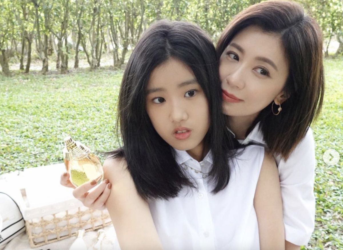 賈靜雯48歲仍像少女！17歲梧桐妹PO辣照 母女對比被讚簡直姊妹 | 娛樂 | NOWnews今日新聞