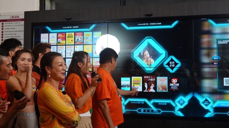 楊繡惠被AI推薦看書《兩個女人的戰爭》！胡瓜笑翻：大家都知道誰 | 娛樂 | NOWnews今日新聞