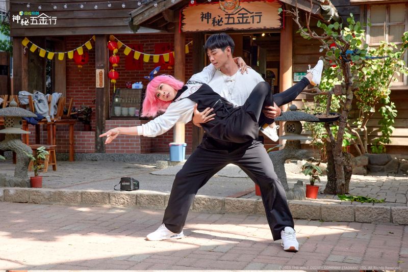 苦練國標舞！AKIRA、王陽明「熱到脫上衣」 | beanfun!