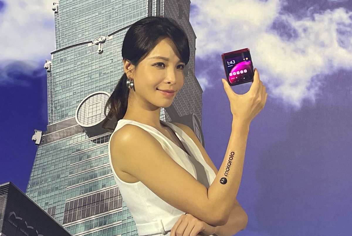 挑戰三星！Motorola razr 40 Ultra登台 直式摺疊機最大外螢幕 | 3C科技 | 生活 | NOWnews今日新聞
