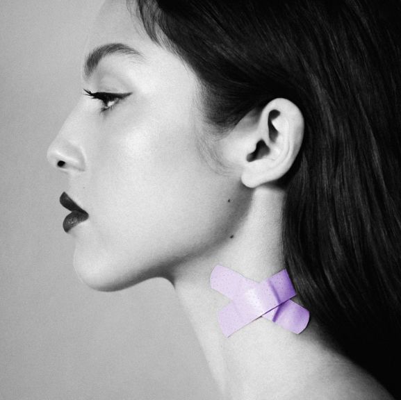 脖子貼OK繃！她遭《暮光之城》男星搞笑追問 | beanfun!