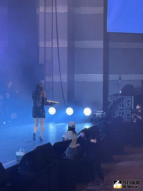 Ailee演出唱到一半「台灣妹往前衝送禮求握手」！她說1句話勸退 | 娛樂 | NOWnews今日新聞