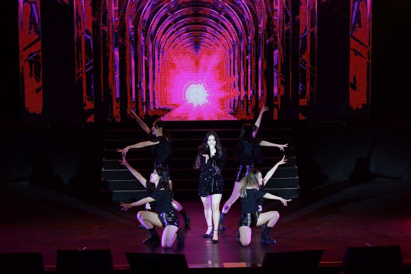 Ailee演出唱到一半「台灣妹往前衝送禮求握手」！她說1句話勸退 | 娛樂 | NOWnews今日新聞