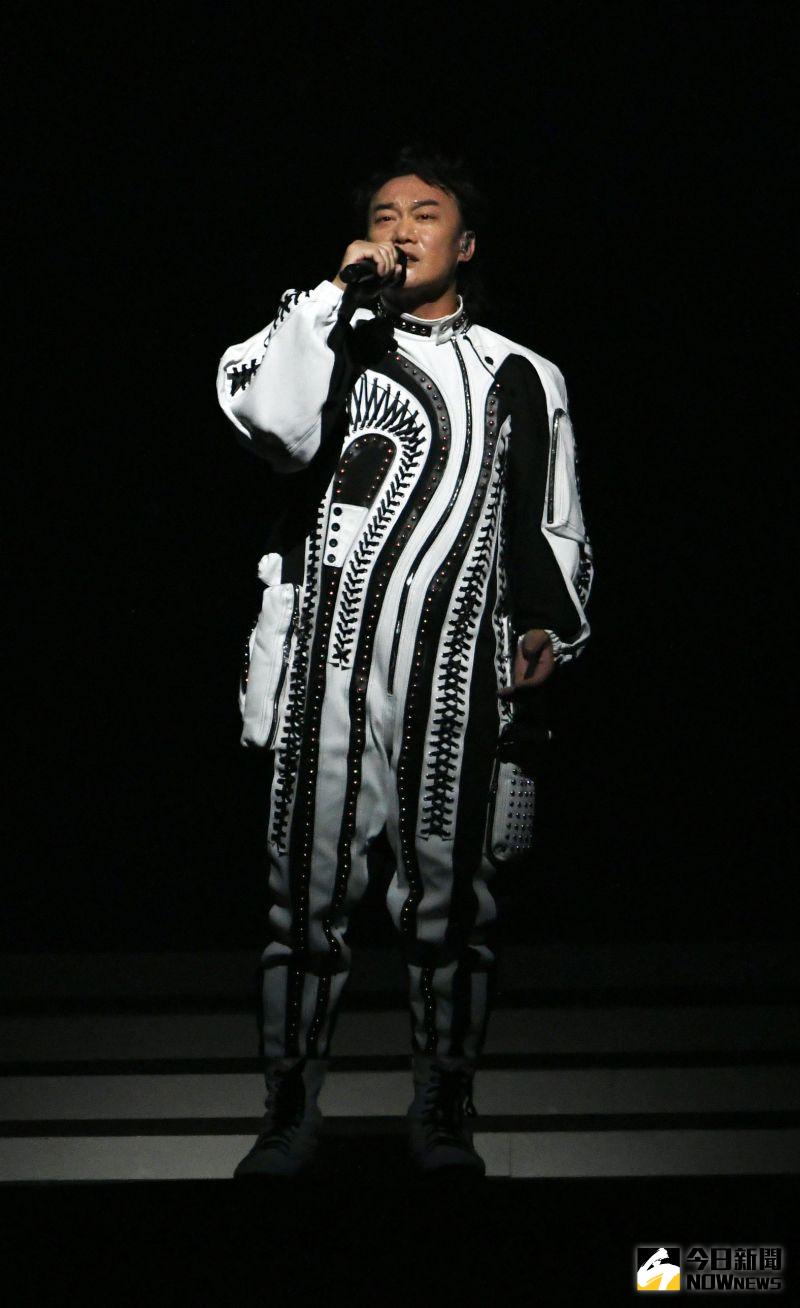 唱到一半！小女孩突上台獻花給陳奕迅 | beanfun!