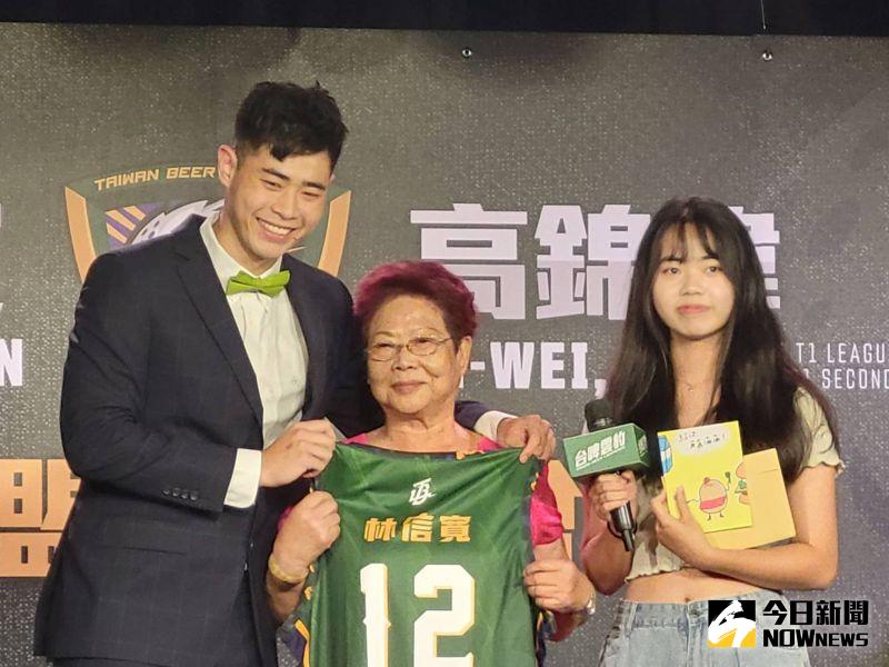 T1／高錦瑋感謝沒血緣的叔叔一家 親口念阿嬤寫的一封信讓他動容 | 運動 | NOWnews今日新聞