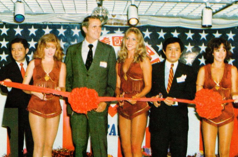 台北最老百貨遠百寶慶熄燈 鞠躬落淚道別 | beanfun!