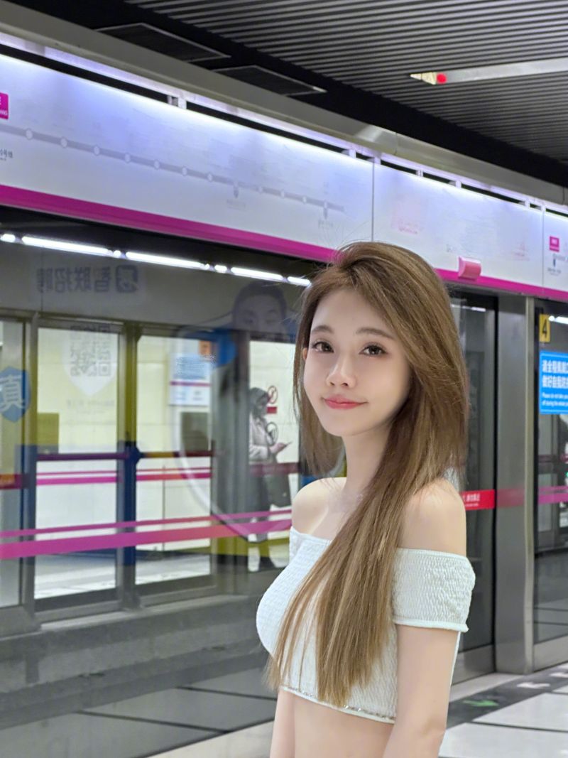 馮提莫直播唱歌爆紅！曾認收700萬見乾爹 駁斥已婚消息 | 娛樂 | NOWnews今日新聞