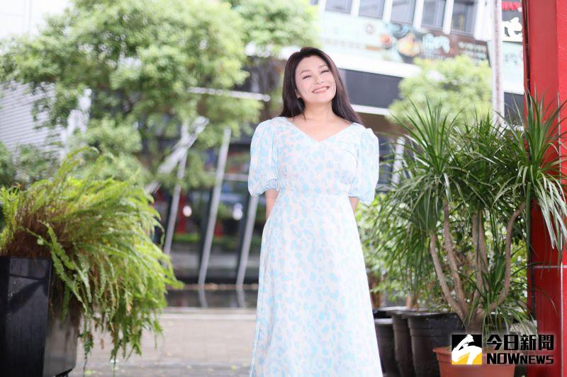 話題女王嚴淑明自爆已婚了！鬆口認很幸福 「老公身分曝光」 | 娛樂 | NOWnews今日新聞