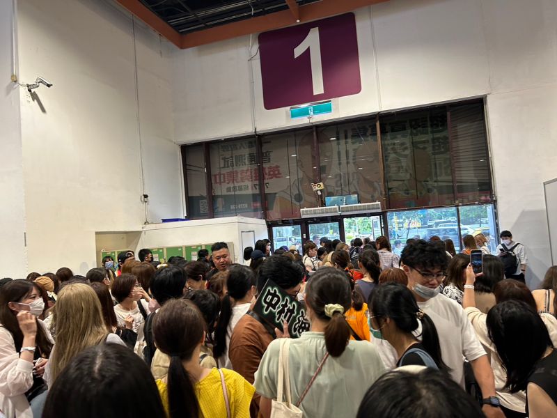 無畏颱風！歌迷夜排漫博追星Travis Japan | beanfun!