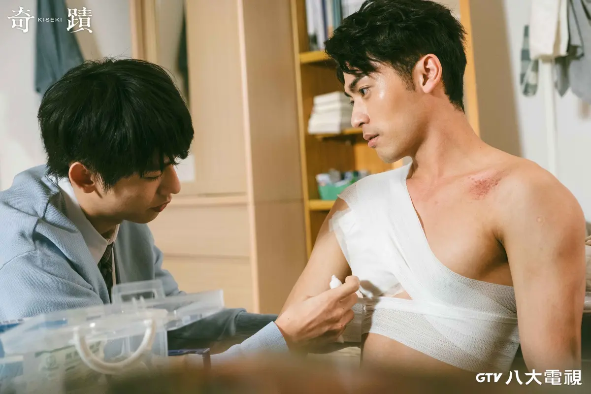 BL劇《奇蹟》徐愷、林毓桐胸肌互貼 羞吐摟抱觸感「像厚切牛排」 | 火線辣星聞 | 娛樂 | NOWnews今日新聞