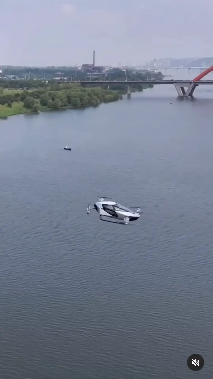 驚險畫面曝！林志穎搭飛行汽車升空渡河 | beanfun!