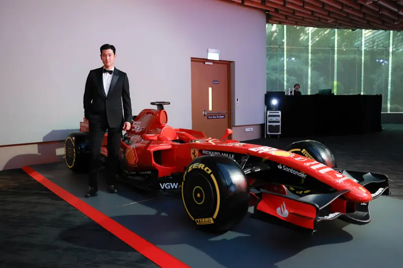 【車勢星聞】周興哲受邀觀賞新加坡F1，近距離接觸法拉利車隊車手Charles Leclerc、Carlos sainz | 汽車鑑賞 | NOWnews今日新聞